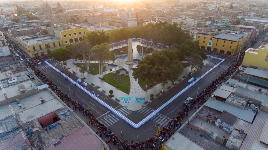 Chocoteja más grande del mundo rodeó la Plaza de Armas de Ica - Diario ...