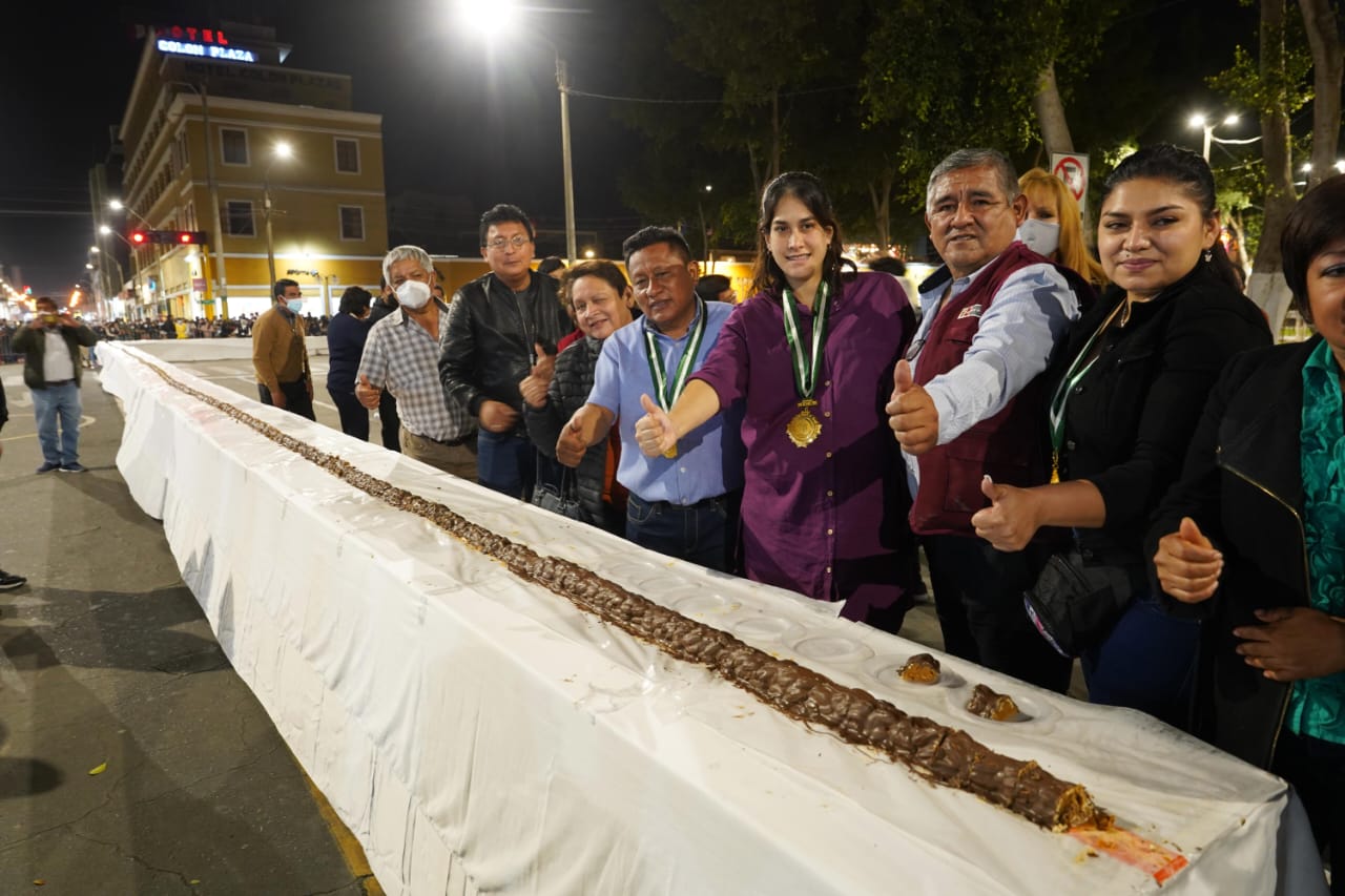Chocoteja más grande del mundo rodeó la Plaza de Armas de Ica - Diario ...