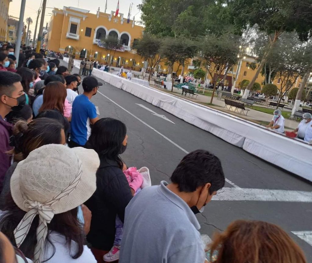 Chocoteja más grande del mundo rodeó la Plaza de Armas de Ica - Diario ...