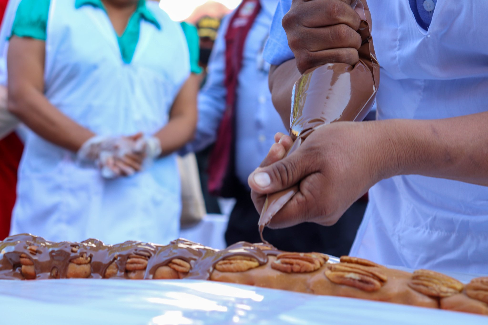 Chocoteja más grande del mundo rodeó la Plaza de Armas de Ica - Diario ...